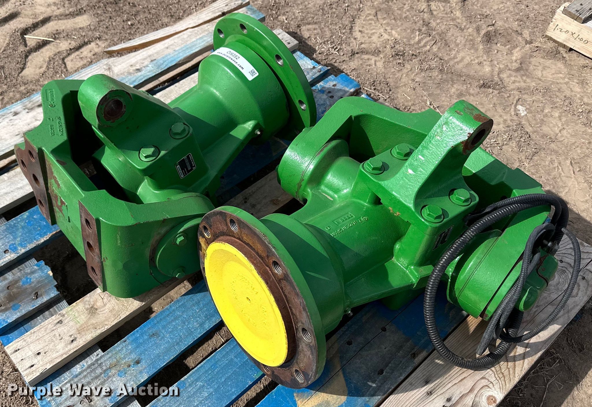 (2) John Deere combine steering knuckles in Sublette, KS | Item OI9352 ...