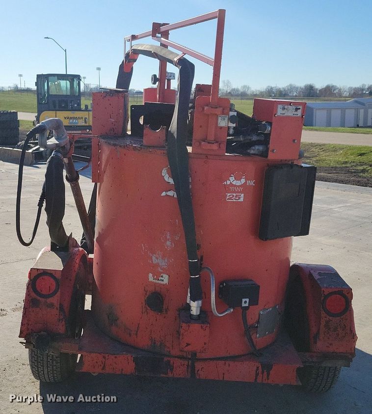 Crafco SS25 melter applicator in Pella, IA | Item LC9943 for sale | Purple Wave