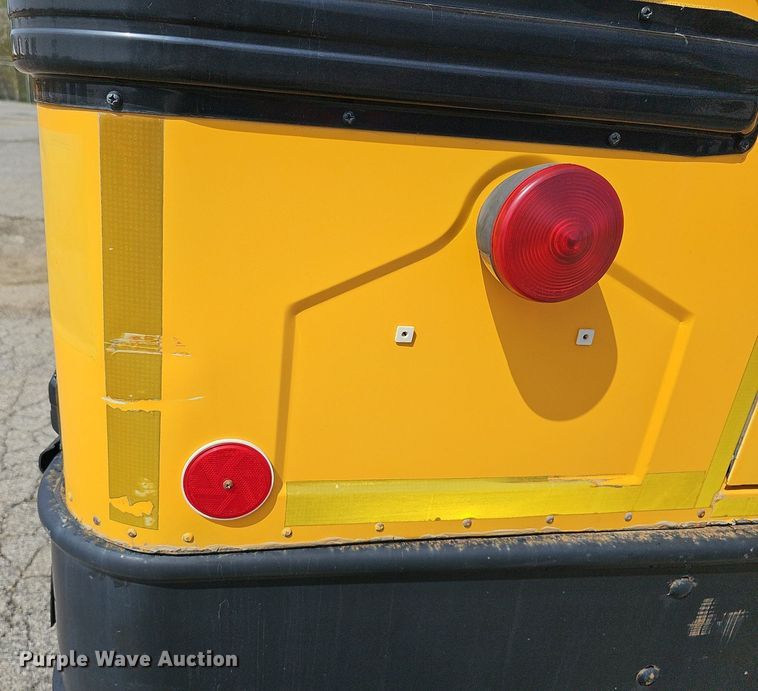 2005 IC CE300 school bus in Hiawatha, KS | Item DM1637 sold | Purple Wave