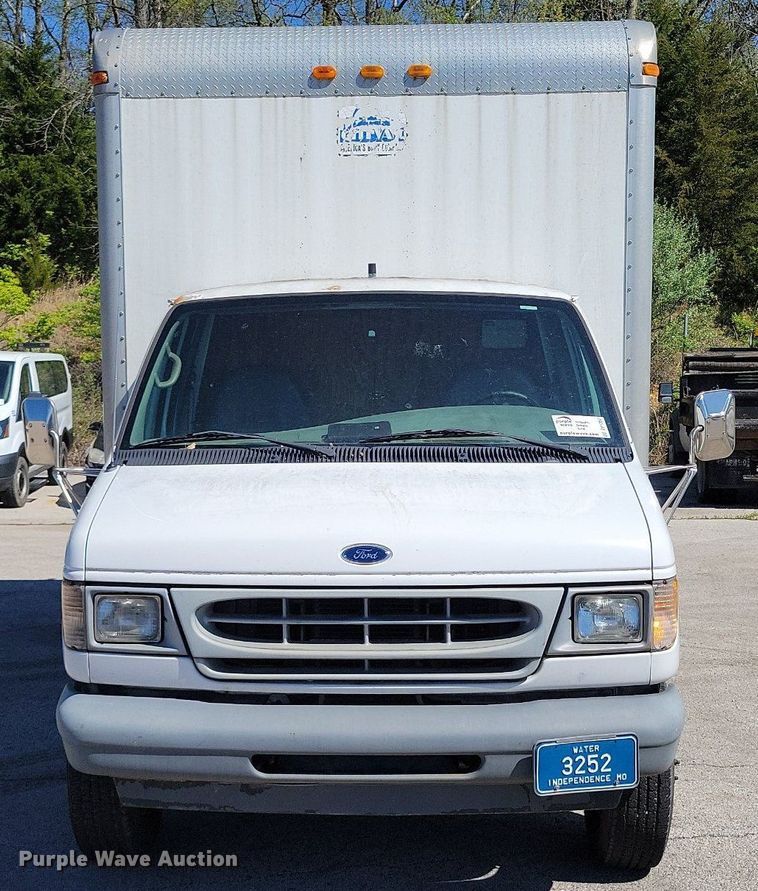 2001 Ford E450 Super Duty box truck in Independence, MO | Item DP1357 sold | Purple Wave
