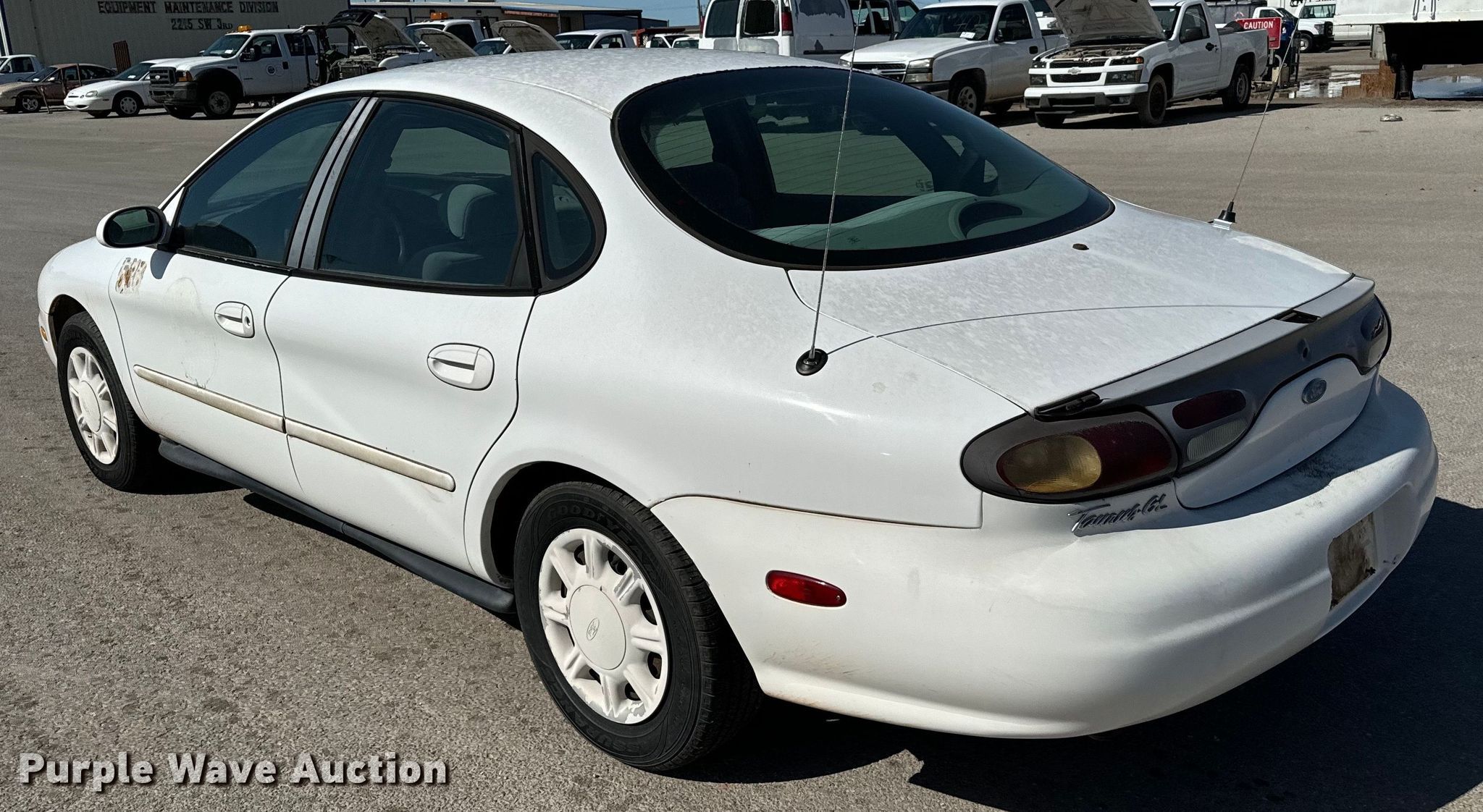 1997 Ford Taurus GL in Lawton, OK | Item DK6812 sold | Purple Wave