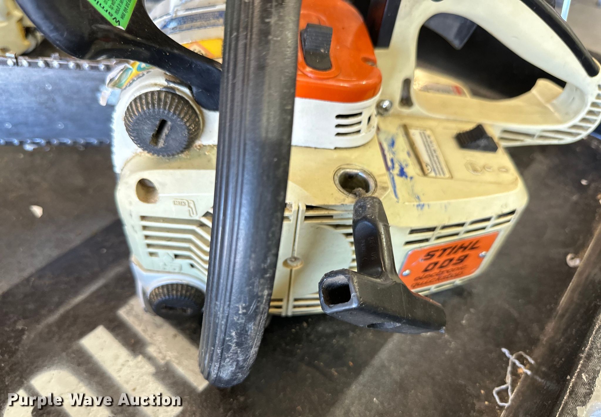 (2) Stihl 009 chainsaws in Larned, KS | Item OI9042 for sale | Purple Wave