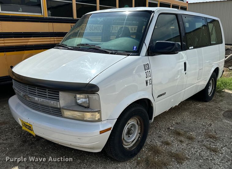 2000 Chevrolet Astro van in Newton, KS | Item NL9730 sold | Purple Wave