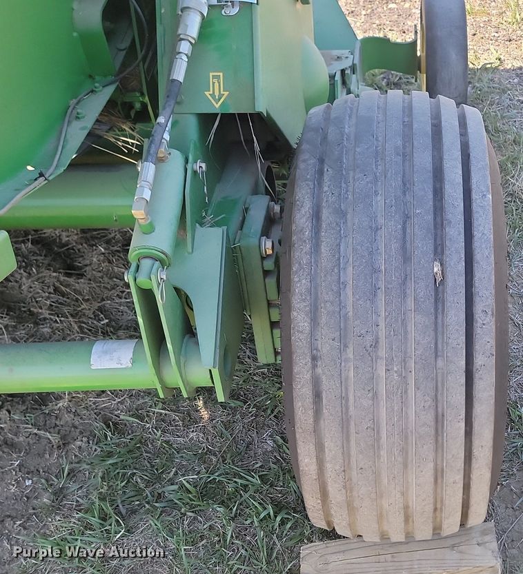 2007 John Deere 558 MegaWide Plus round baler in Draper, SD | Item DP3562 for sale | Purple Wave