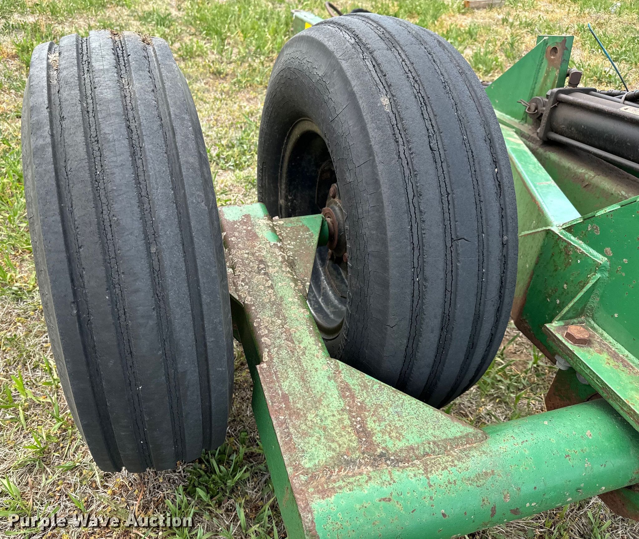 Implement dolly in Lyons, KS | Item NL9714 sold | Purple Wave