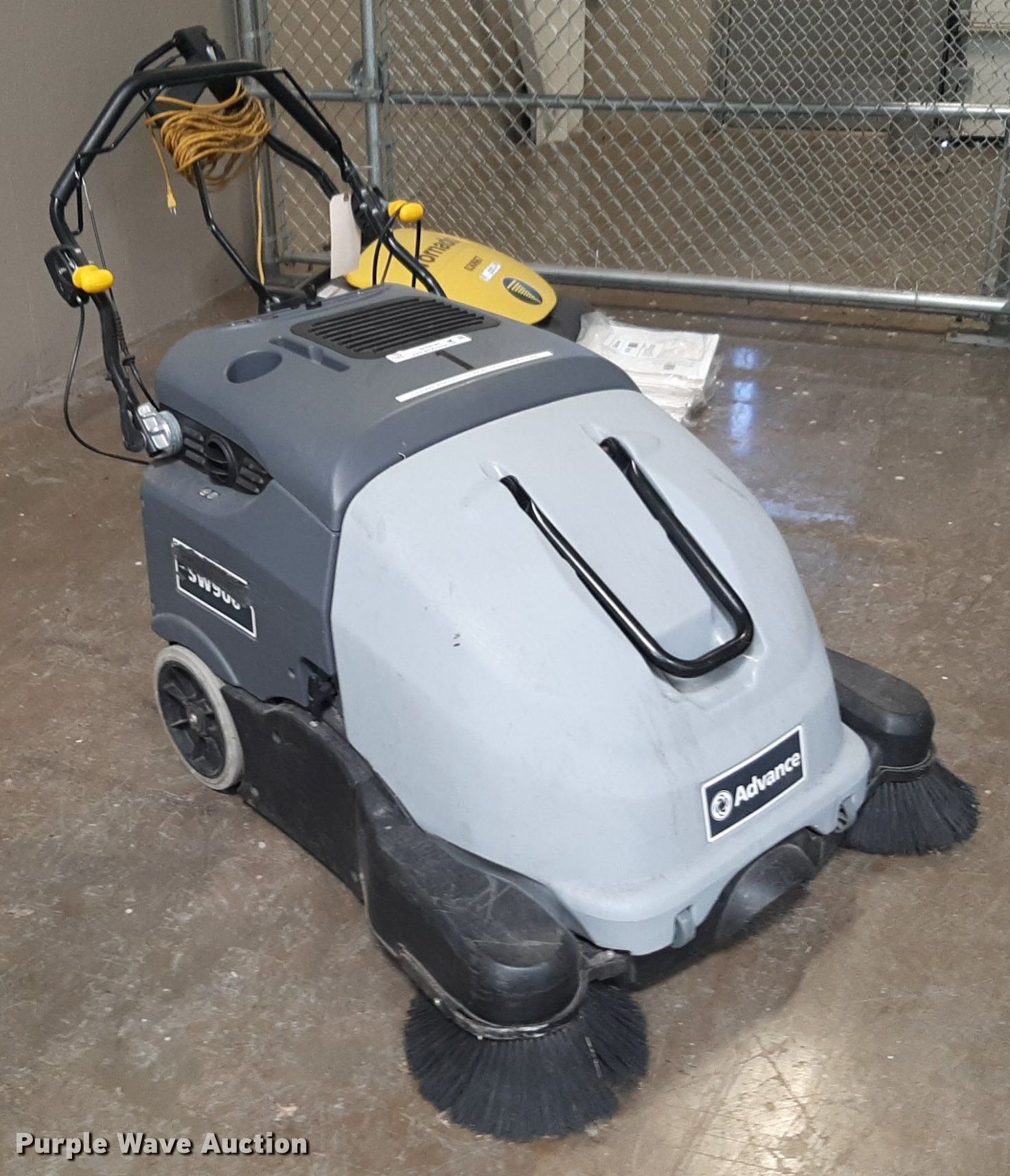 Advance SW900 sweeper in Wichita, KS | Item NV9197 for sale | Purple Wave