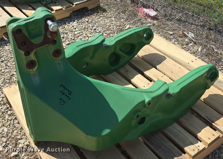 Tractor loader brackets in Abilene, KS | Item EK5954 sold | Purple Wave