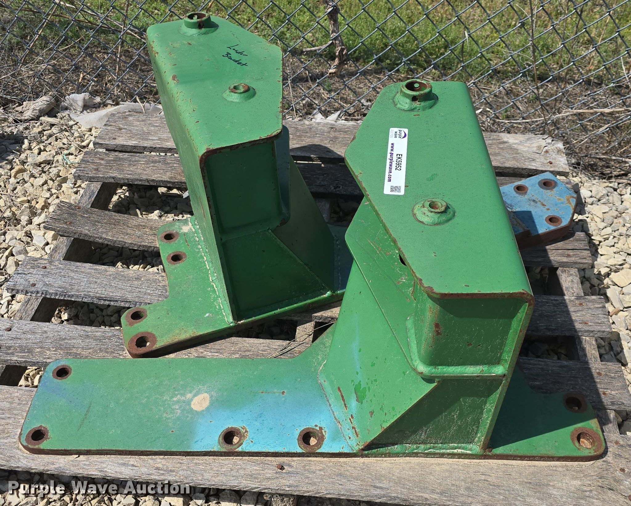 Tractor loader brackets in Abilene, KS | Item EK5952 sold | Purple Wave