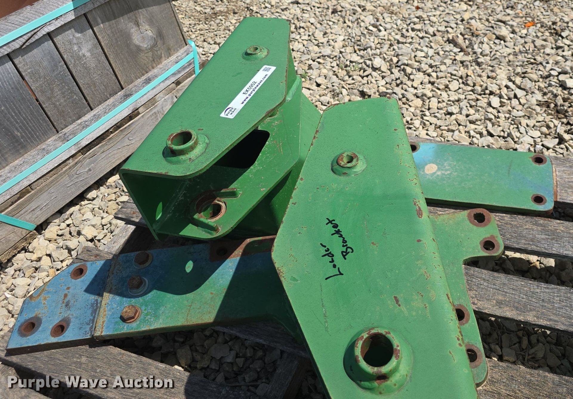 Tractor loader brackets in Abilene, KS | Item EK5952 sold | Purple Wave