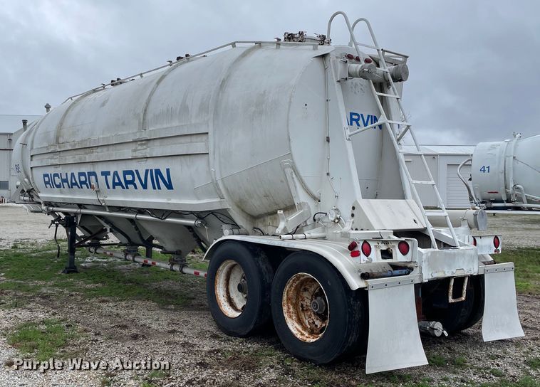 1977 Butler MFG pneumatic dry bulk trailer in Dewey, IL | Item OG9866 ...