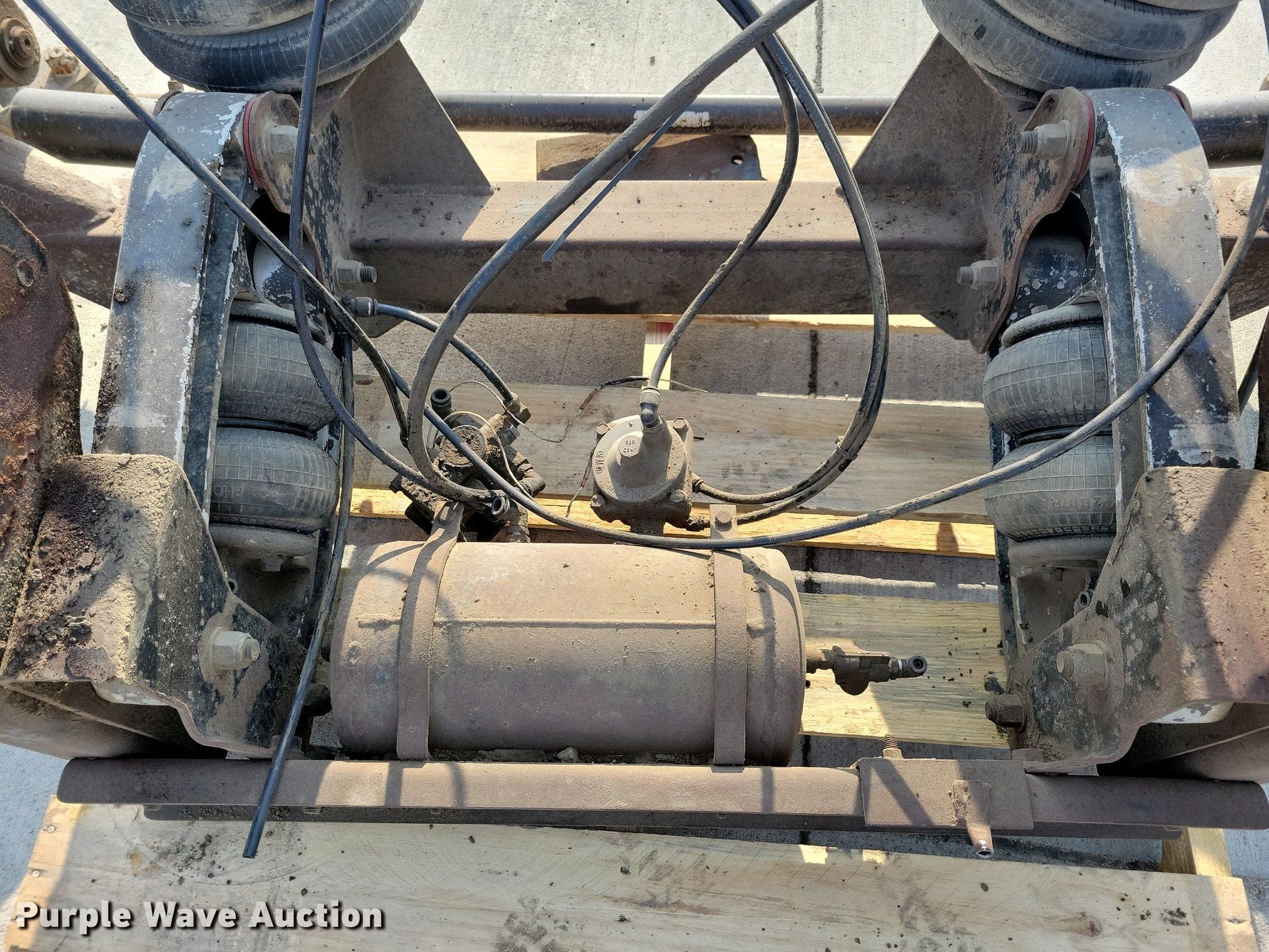 Hendrickson lift axle in Granger, IA | Item DG0599 sold | Purple Wave