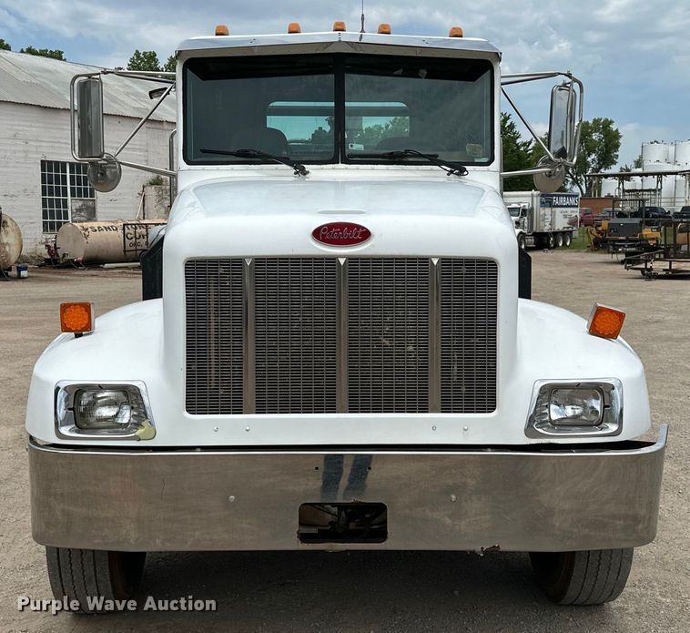 2001 Peterbilt 330 flatbed truck in Oklahoma City, OK | Item DW5001 sold | Purple Wave