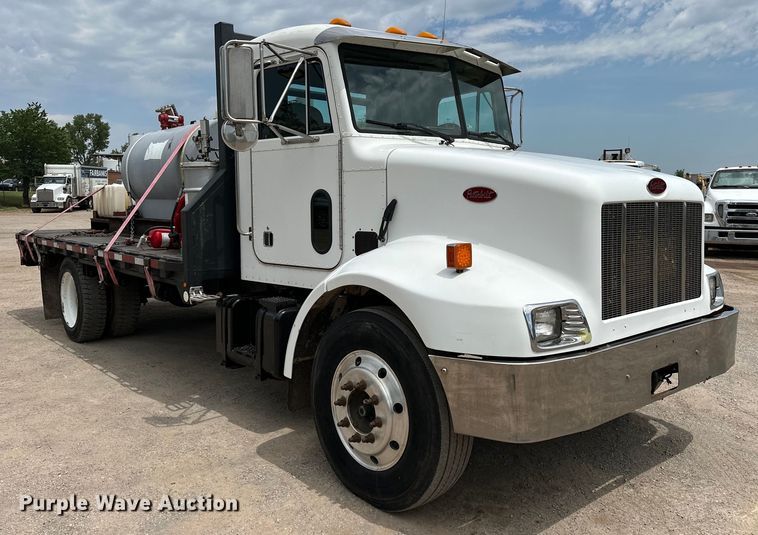 2001 Peterbilt 330 flatbed truck in Oklahoma City, OK | Item DW5001 sold | Purple Wave
