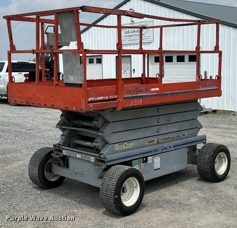 2006 SkyJack SJIII 6832 scissor lift in Chouteau, OK | Item DX0537 for ...