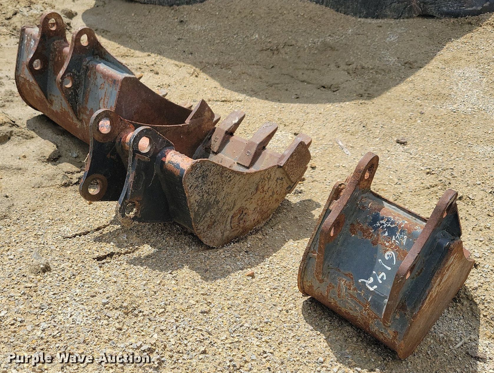 (3) mini excavator buckets in Clarksville, IA | Item DG0610 sold ...