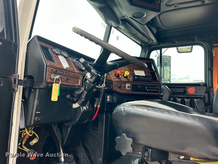 2000 Freightliner FLD semi truck in Collinsville, OK | Item EG0693 sold ...