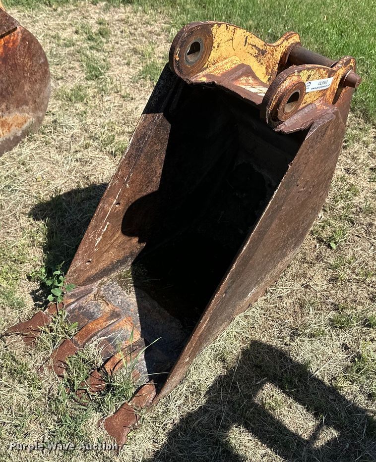 Backhoe bucket in Augusta, KS | Item OL9550 sold | Purple Wave