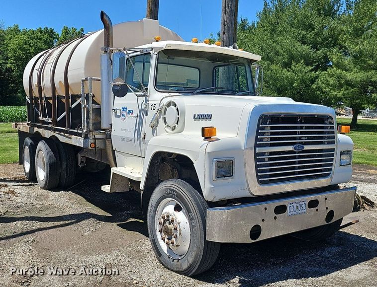 1989 Ford LT9000 flatbed truck in Burlington Junction , MO | Item DP6458 for sale | Purple Wave