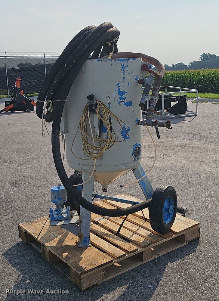 Sandblasting pot in Waterloo, NE | Item DP1036 sold | Purple Wave