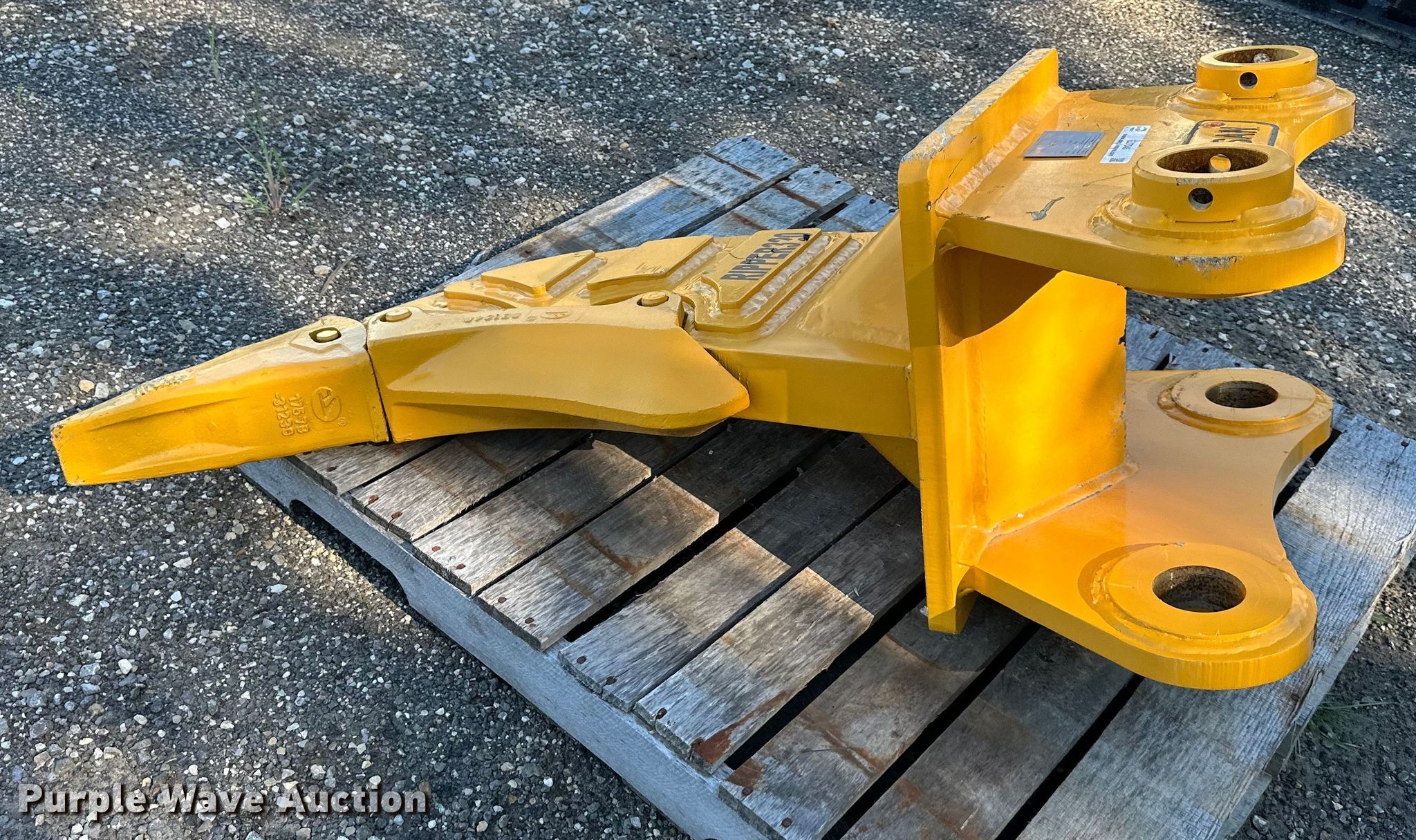 Jisan excavator ripper tooth in Tonganoxie, KS | Item EJ7045 for sale | Purple Wave