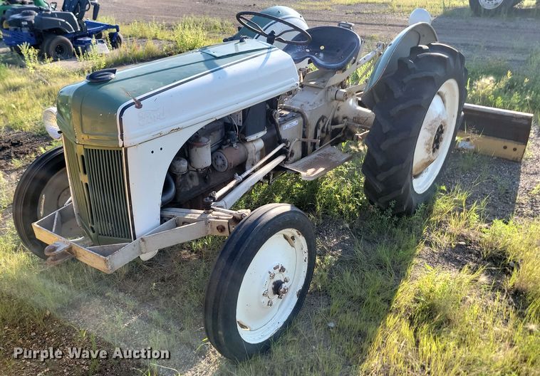 Ford tractor in Pierre, SD | Item OD9615 sold | Purple Wave