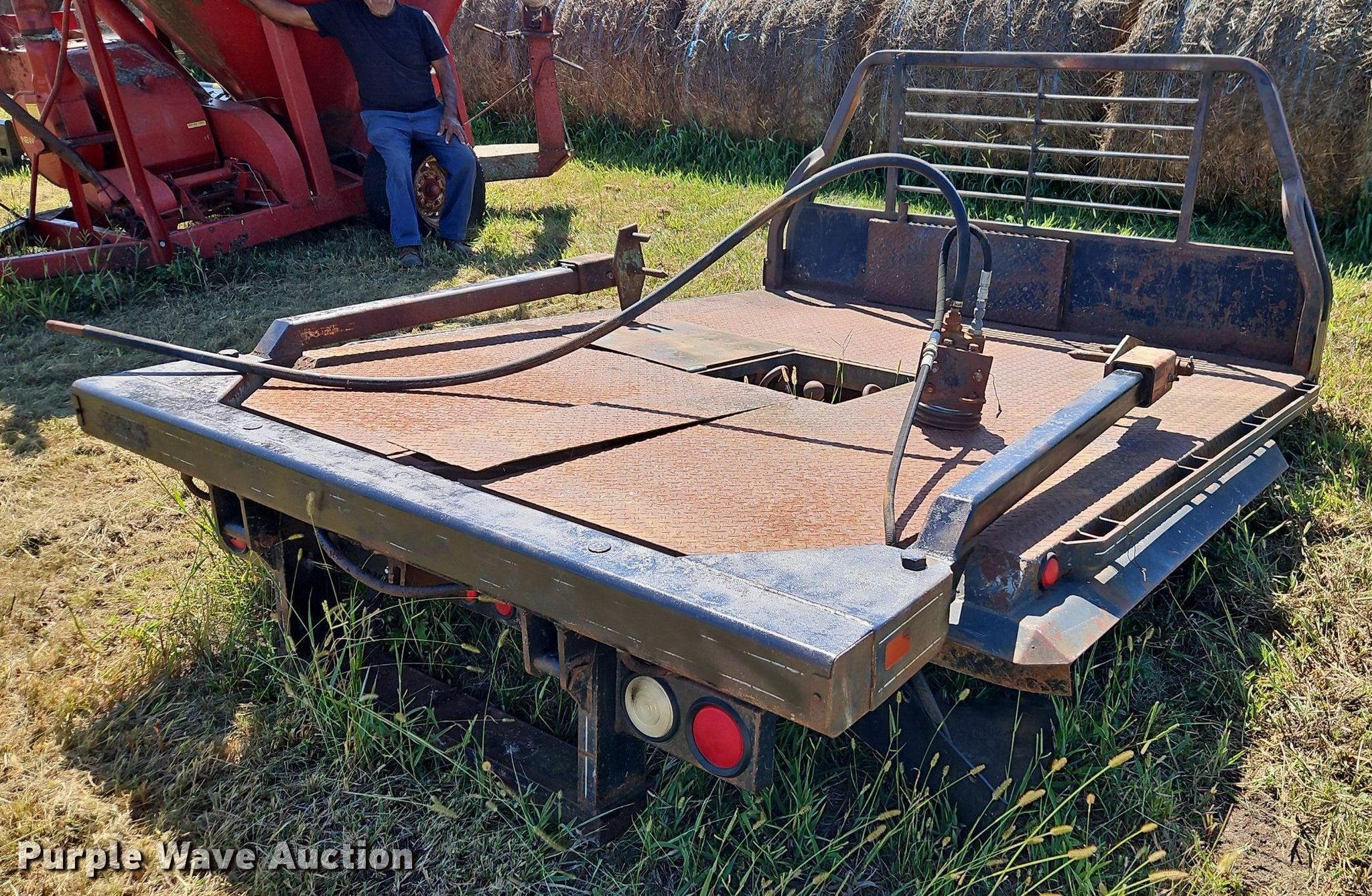 Hydraulic bale bed in Paola, KS | Item DR8763 sold | Purple Wave