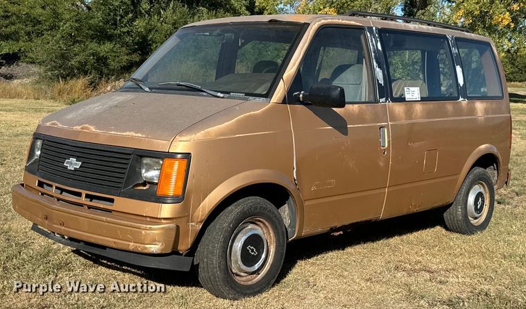 1991 Chevrolet Astro van in Larned, KS | Item DO1737 sold | Purple Wave