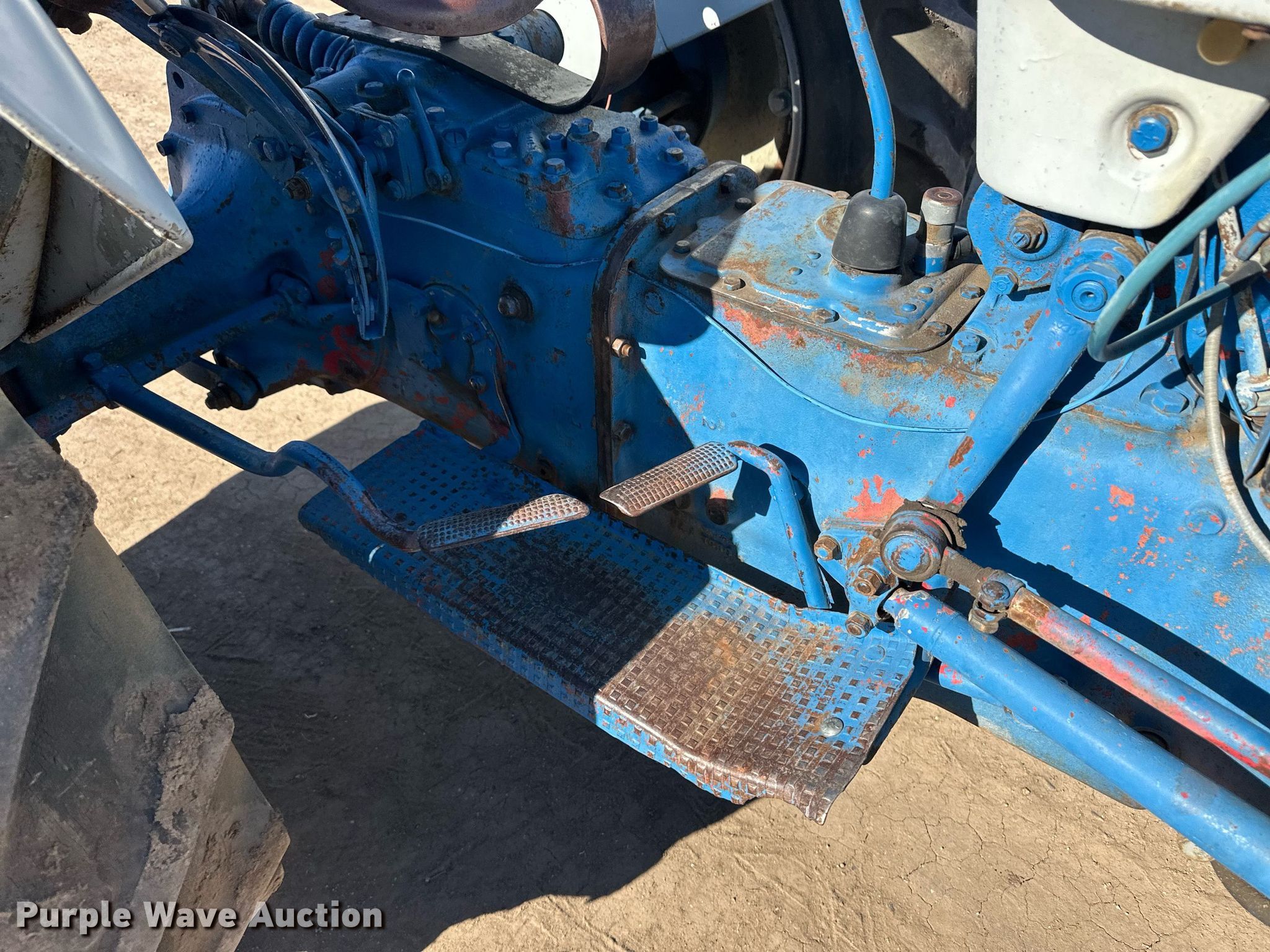 Ford tractor in Plains, KS | Item ER8415 sold | Purple Wave