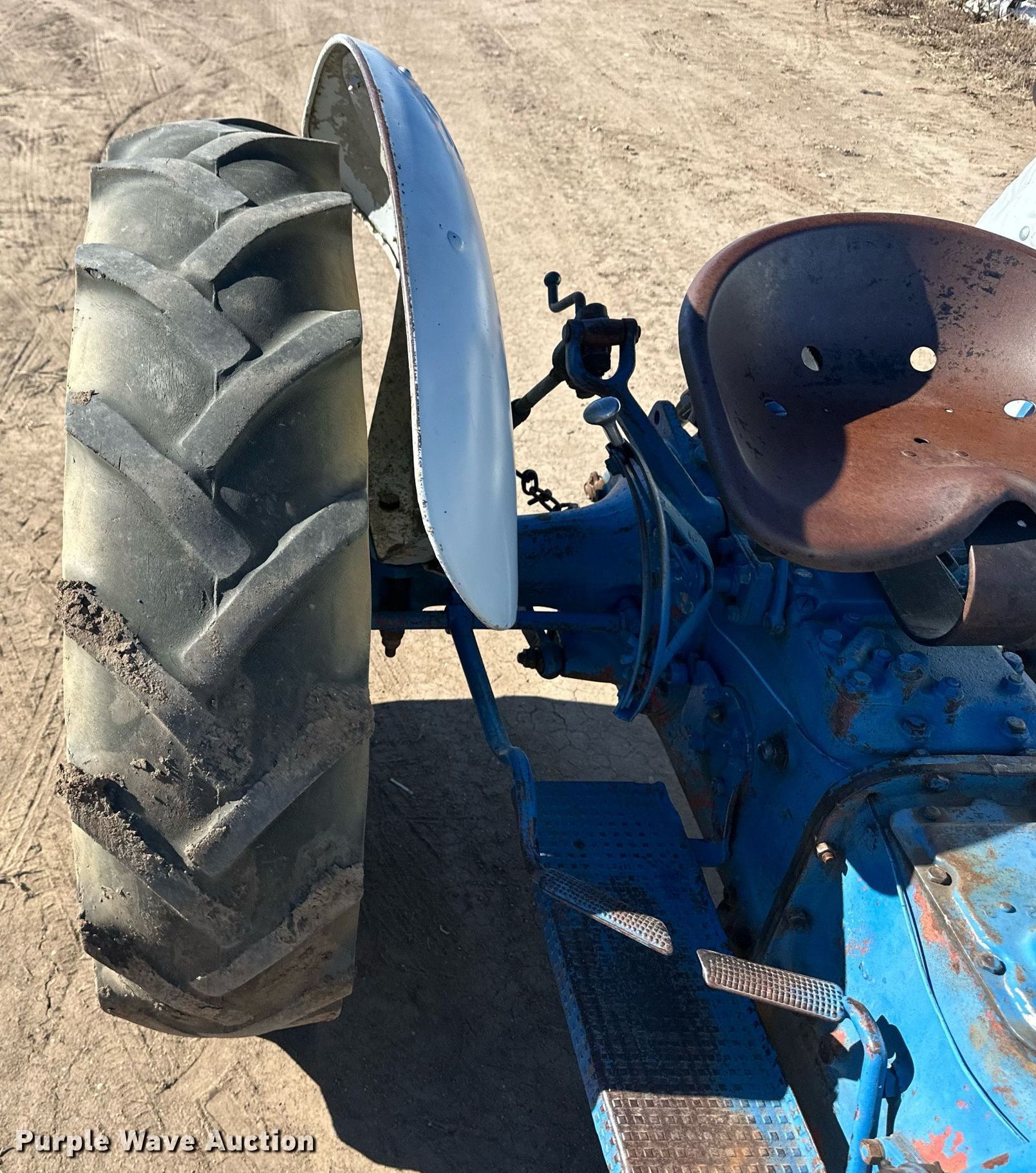 Ford tractor in Plains, KS | Item ER8415 sold | Purple Wave