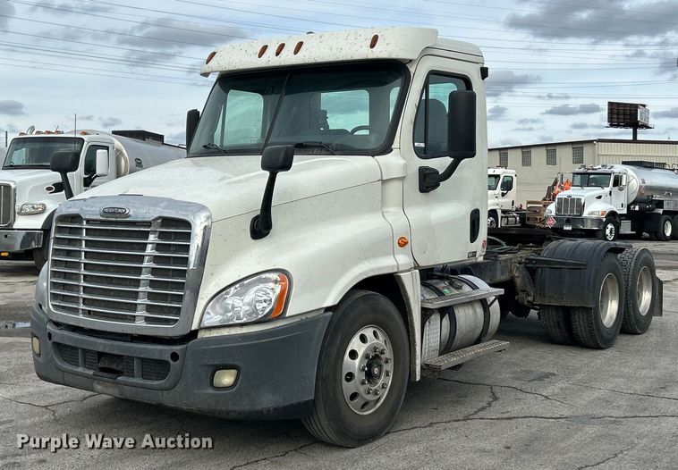 2014 Freightliner Cascadia 125 semi truck in Overland, MO | Item EK3662 ...