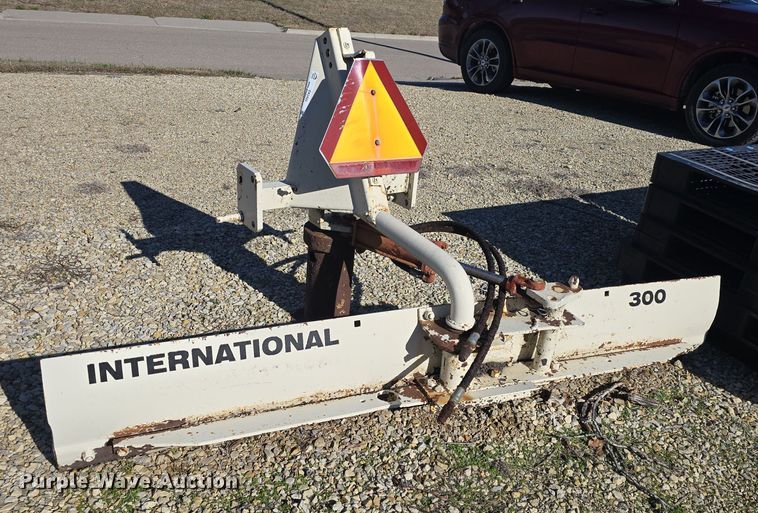 International 300 blade in Riley, KS | Item EK2443 sold | Purple Wave