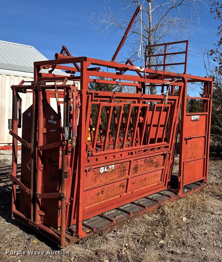 Linn livestock squeeze chute in Derby, KS | Item LH9379 sold | Purple Wave