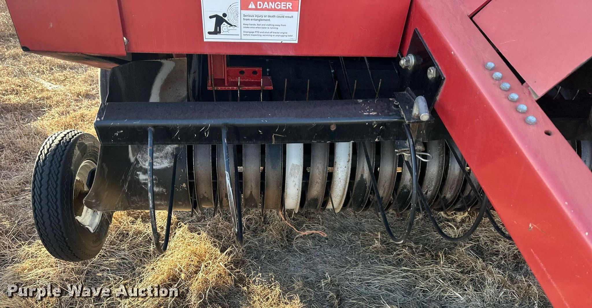 Agco 4855 round baler in Mc Louth, KS | Item DQ6521 for sale | Purple Wave