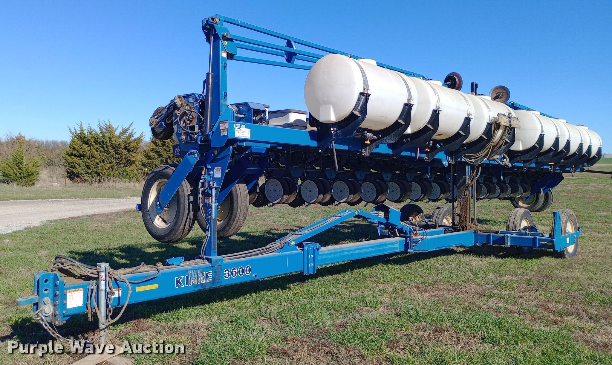 2005 Kinze 3600 planter in El Dorado, KS | Item DW0929 sold | Purple Wave