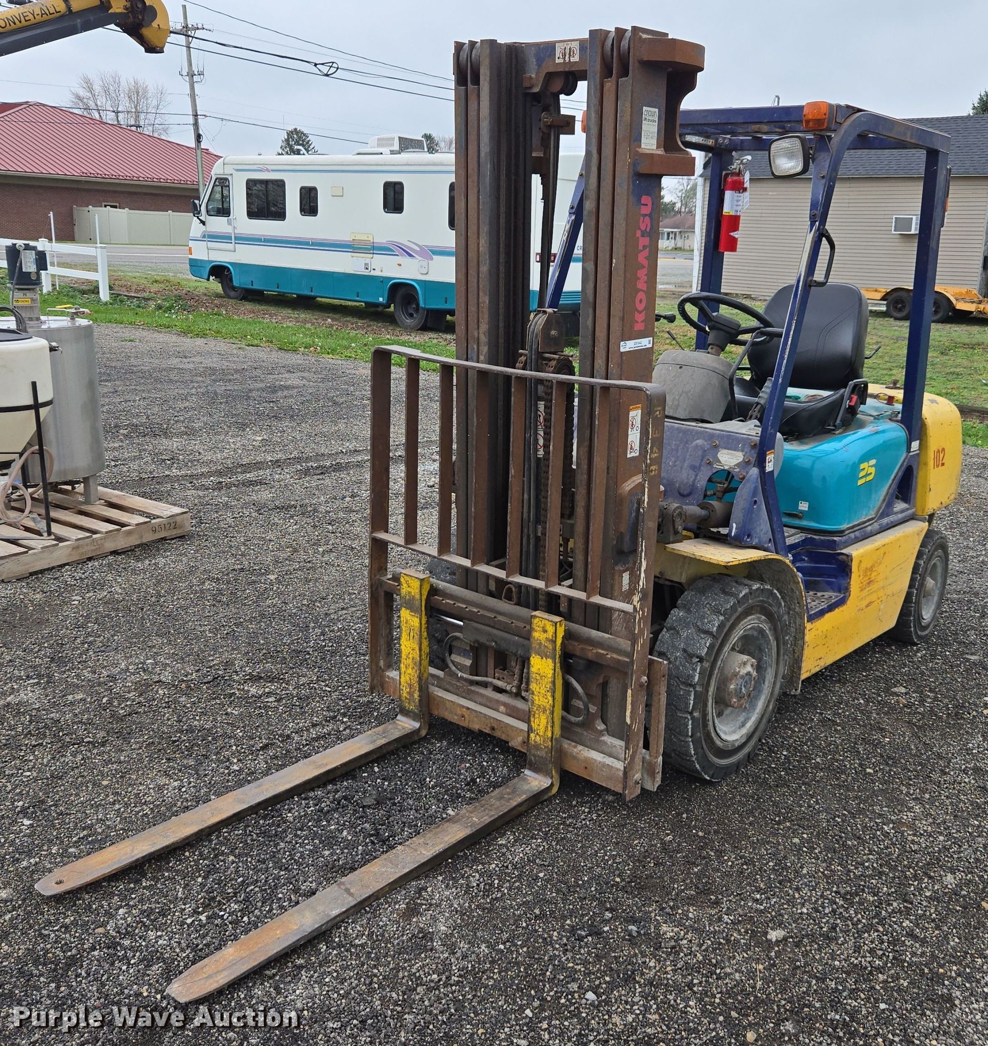 Komatsu FG25T forklift in Covington, OH | Item DX1542 for sale | Purple ...