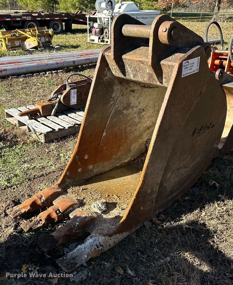 ESCO excavator bucket in Smithville, MO | Item DQ6533 for sale | Purple ...