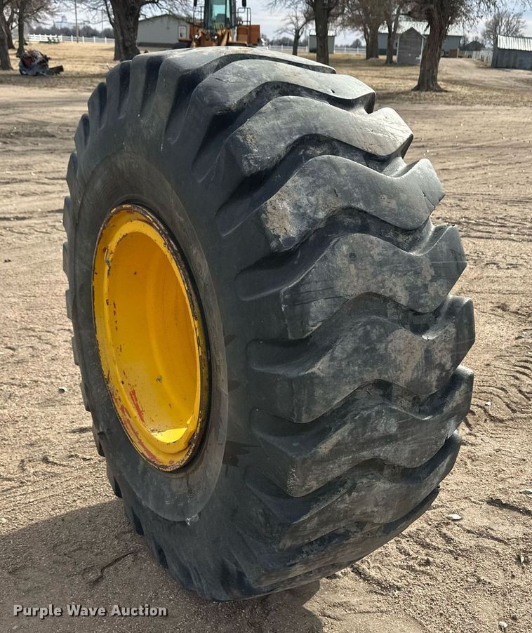 23.5-25 wheel loader tire and wheel in Kinsley, KS | Item ER8505 sold ...