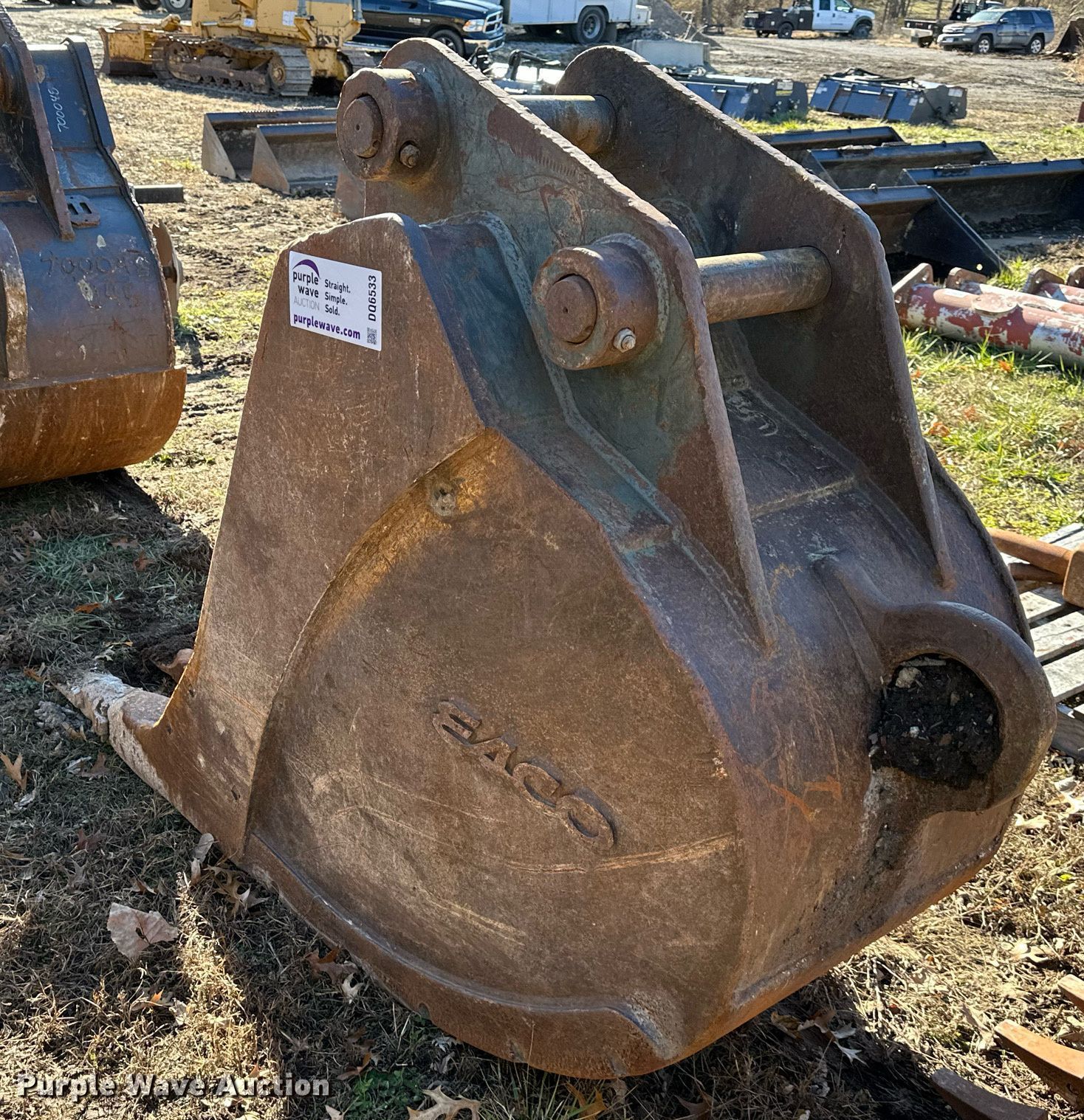 ESCO excavator bucket in Smithville, MO | Item DQ6533 for sale | Purple ...