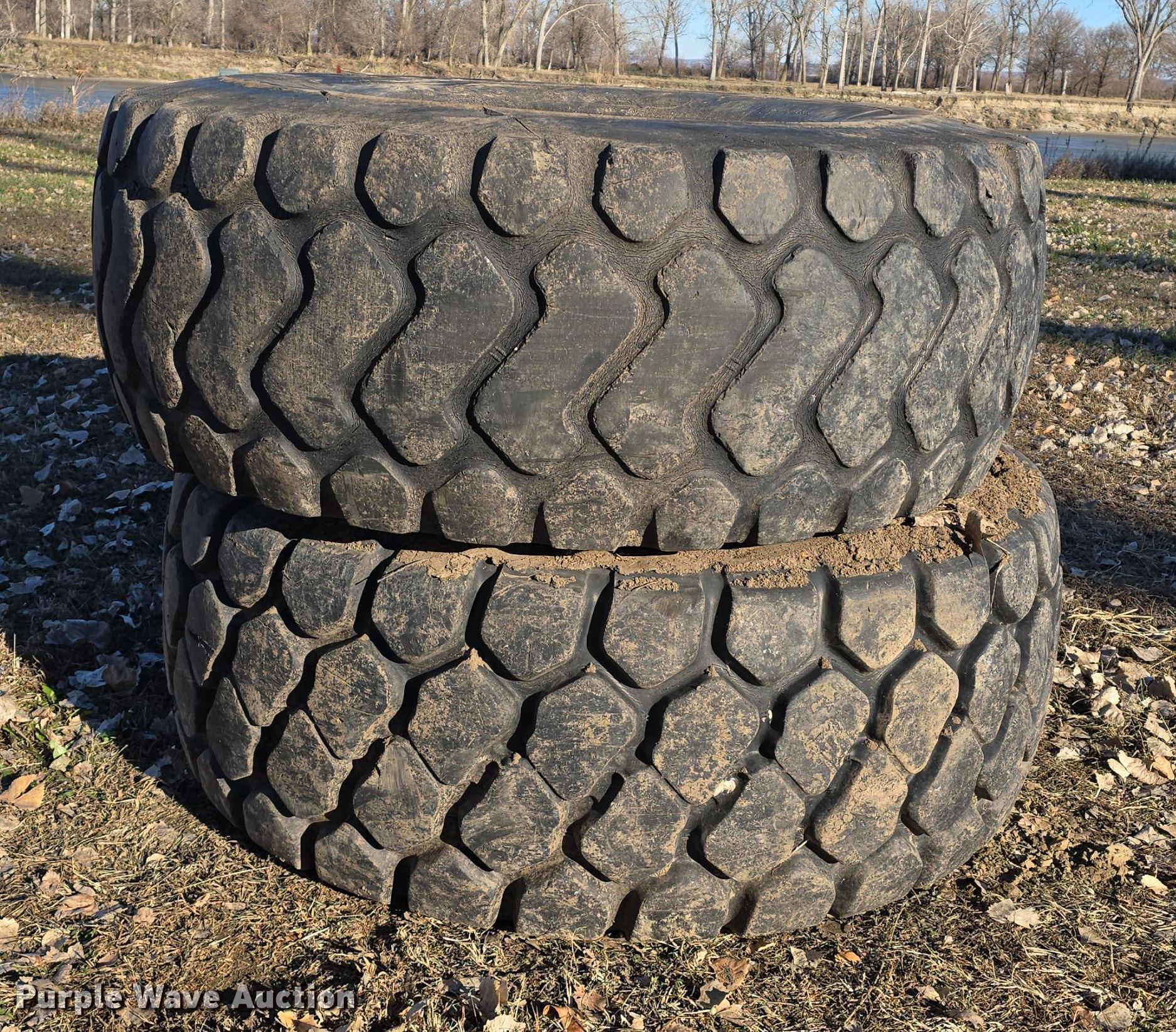 (2) Michelin 23.5R25 tires in Tekamah, NE | Item DV0042 for sale ...