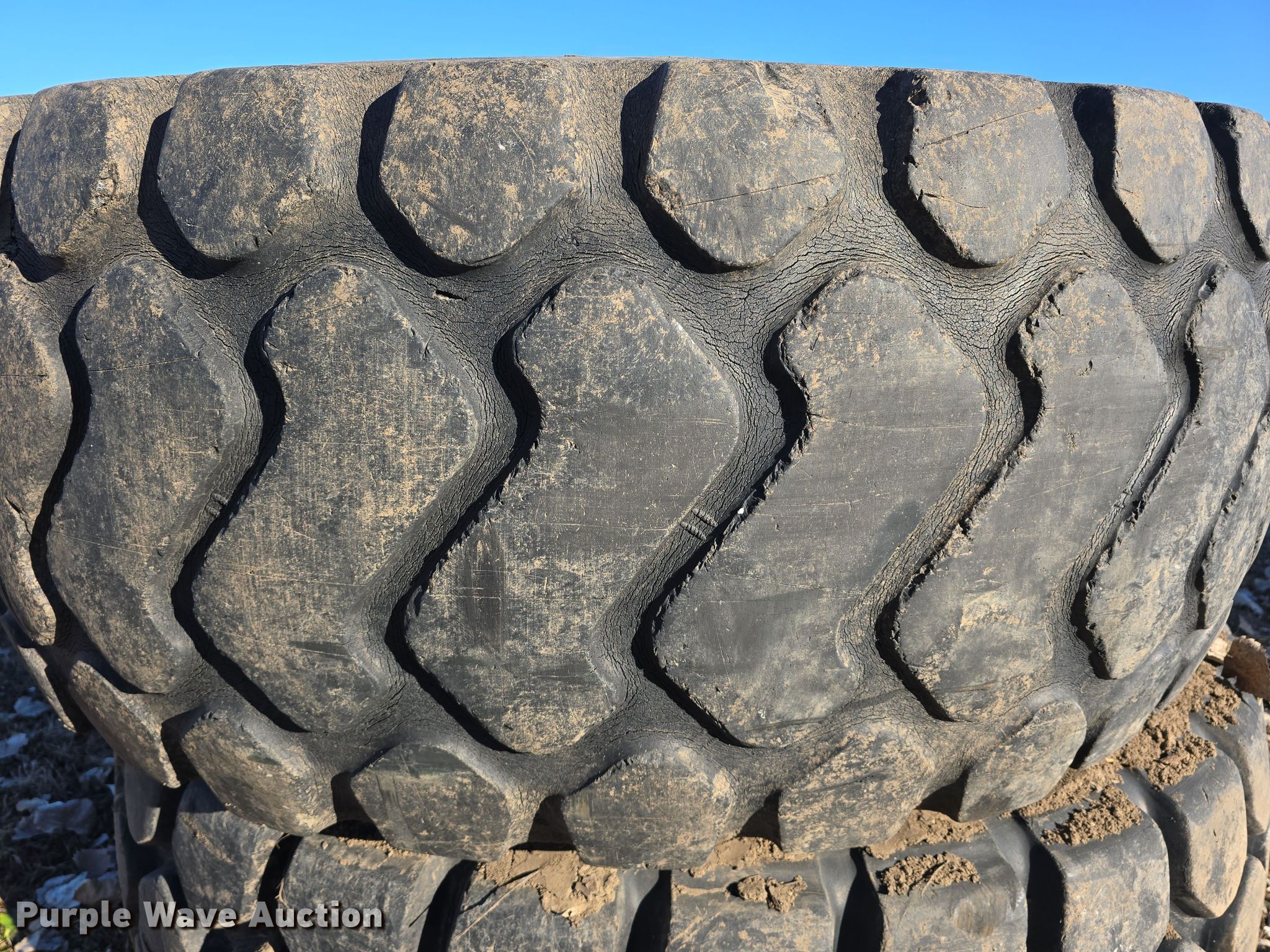 (2) Michelin 23.5R25 tires in Tekamah, NE | Item DV0042 for sale ...