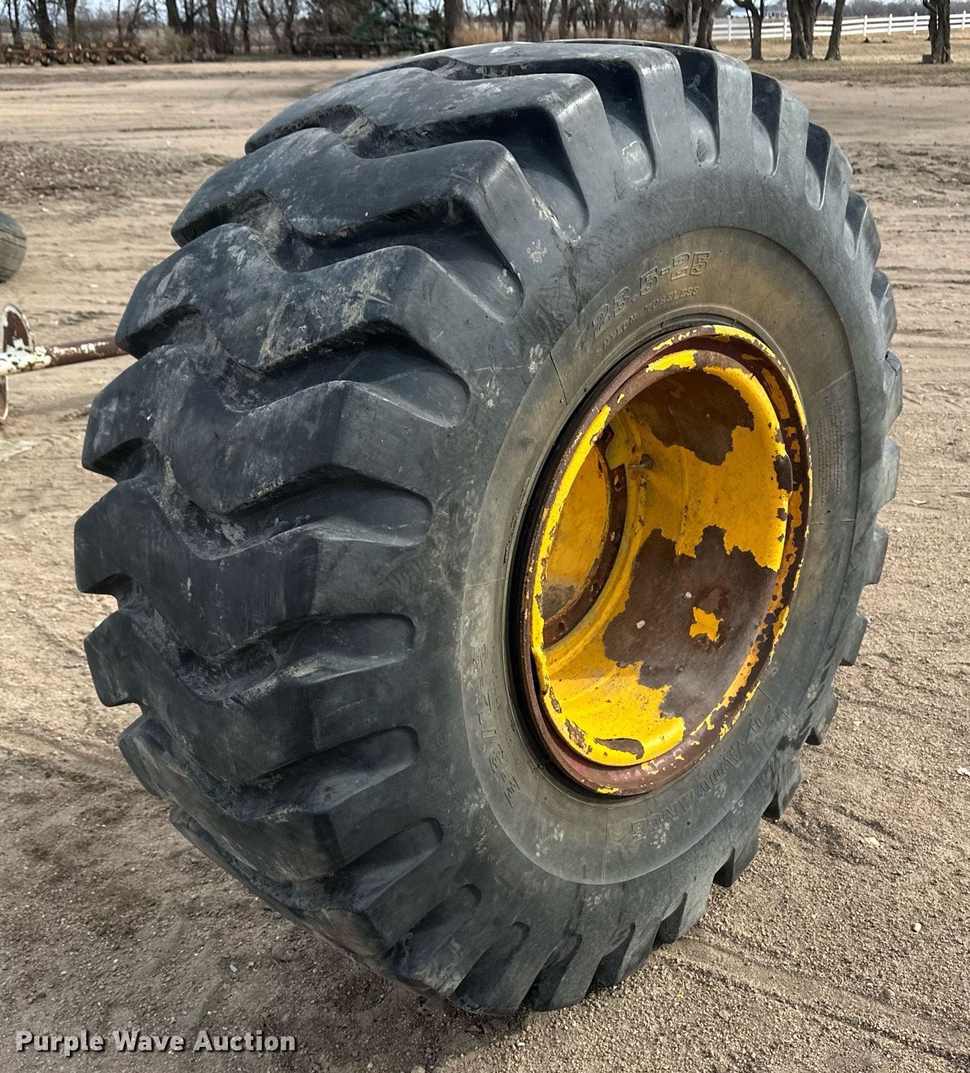 23.5-25 wheel loader tire and wheel in Kinsley, KS | Item ER8503 sold ...