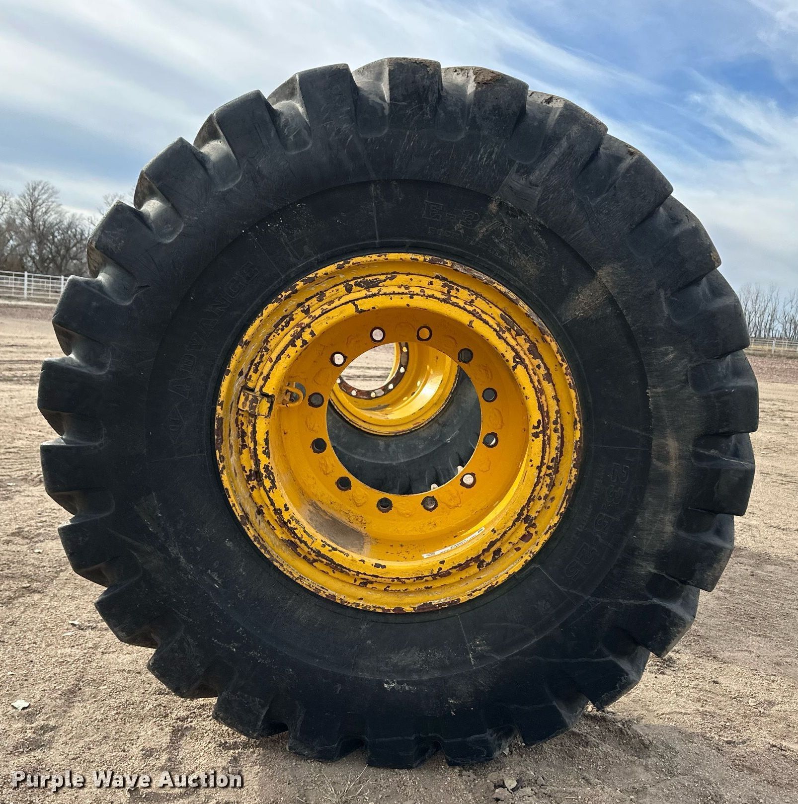 23.5-25 wheel loader tire and wheel in Kinsley, KS | Item ER8503 sold ...
