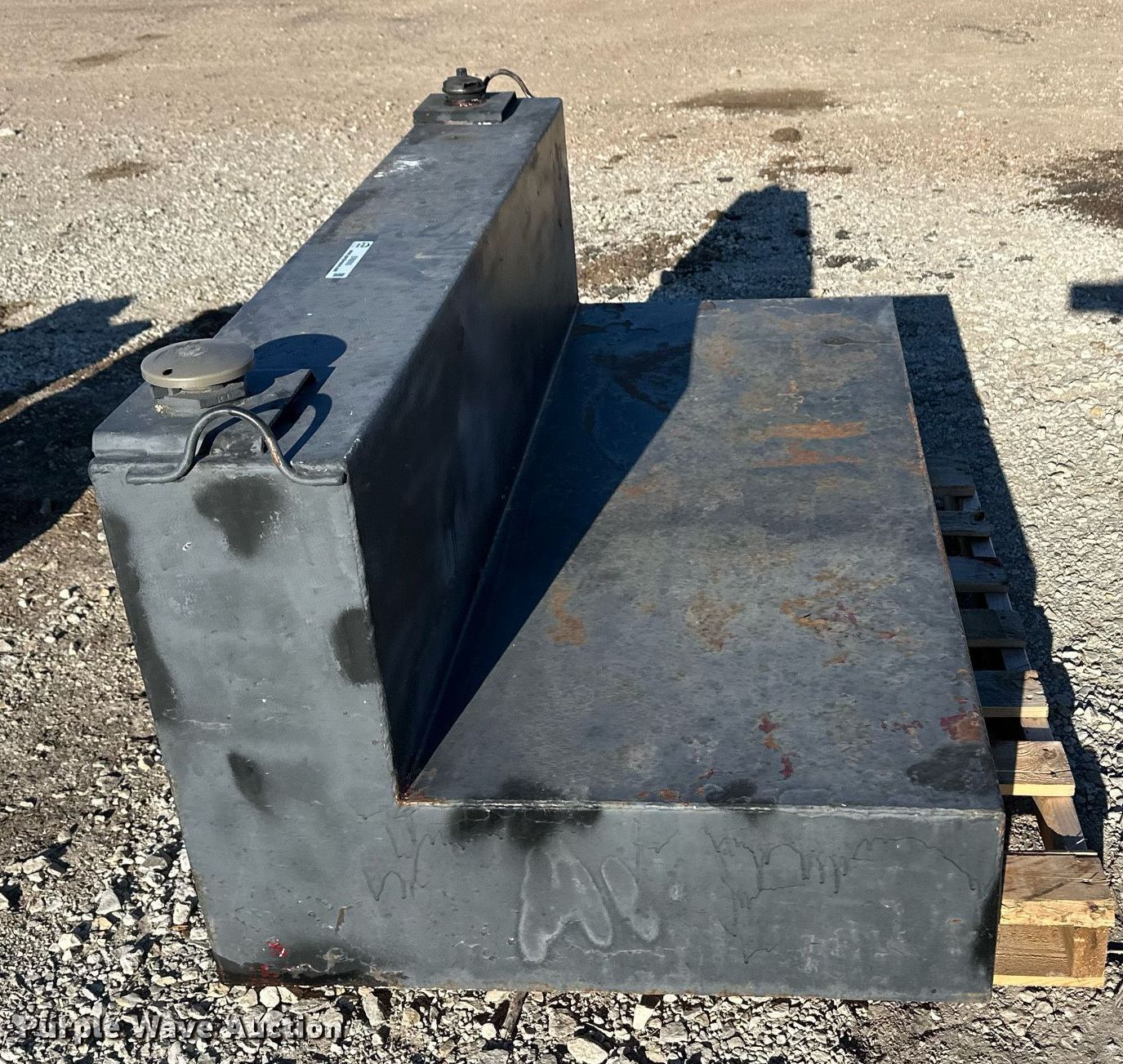 L-shaped fuel tank in Larned, KS | Item ER8555 sold | Purple Wave