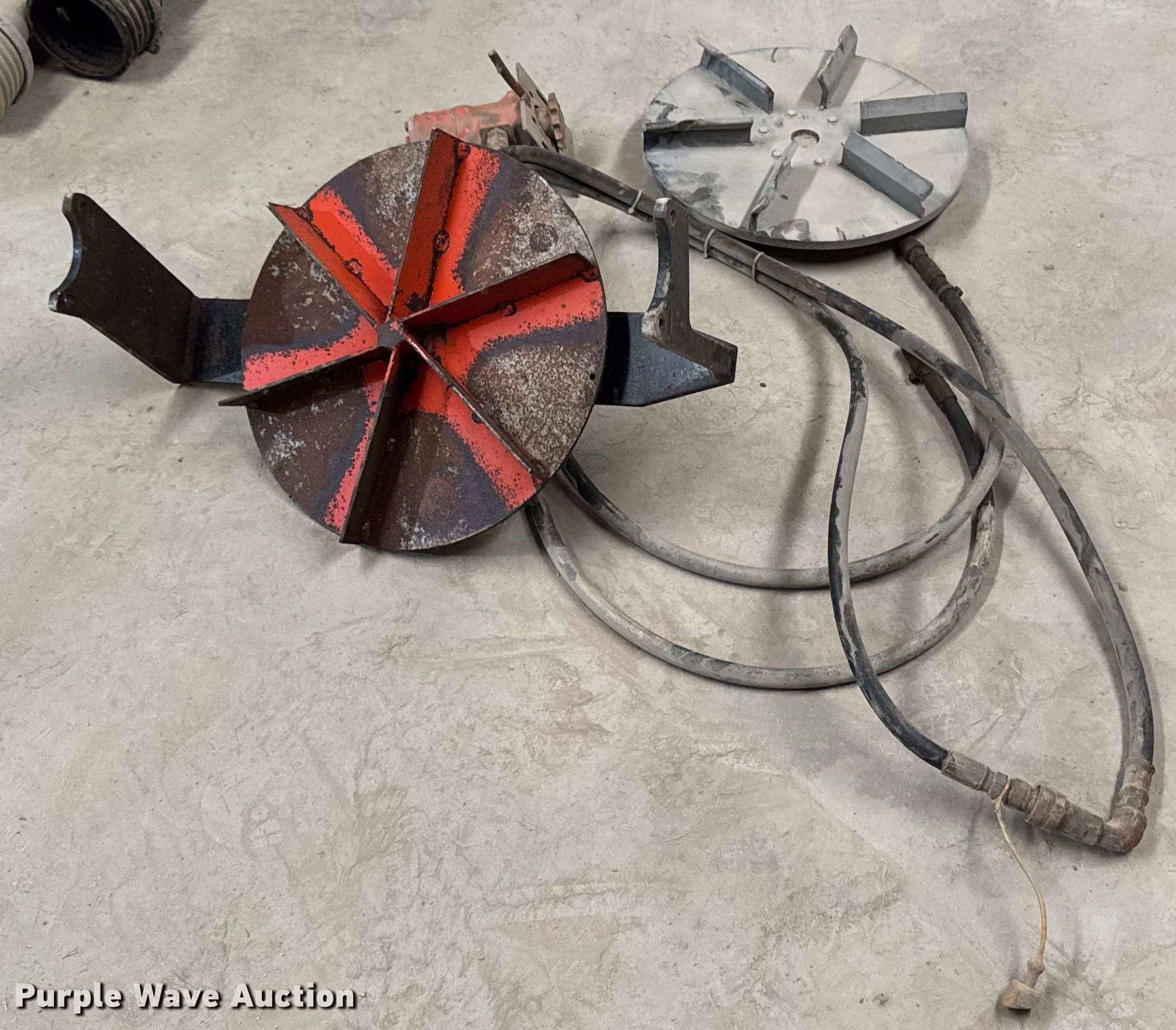 (2) 18" spreader spinners in Bloomfield, IA | Item EG7132 for sale ...