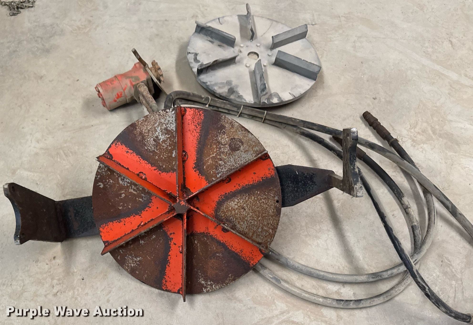 (2) 18" spreader spinners in Bloomfield, IA | Item EG7132 for sale ...