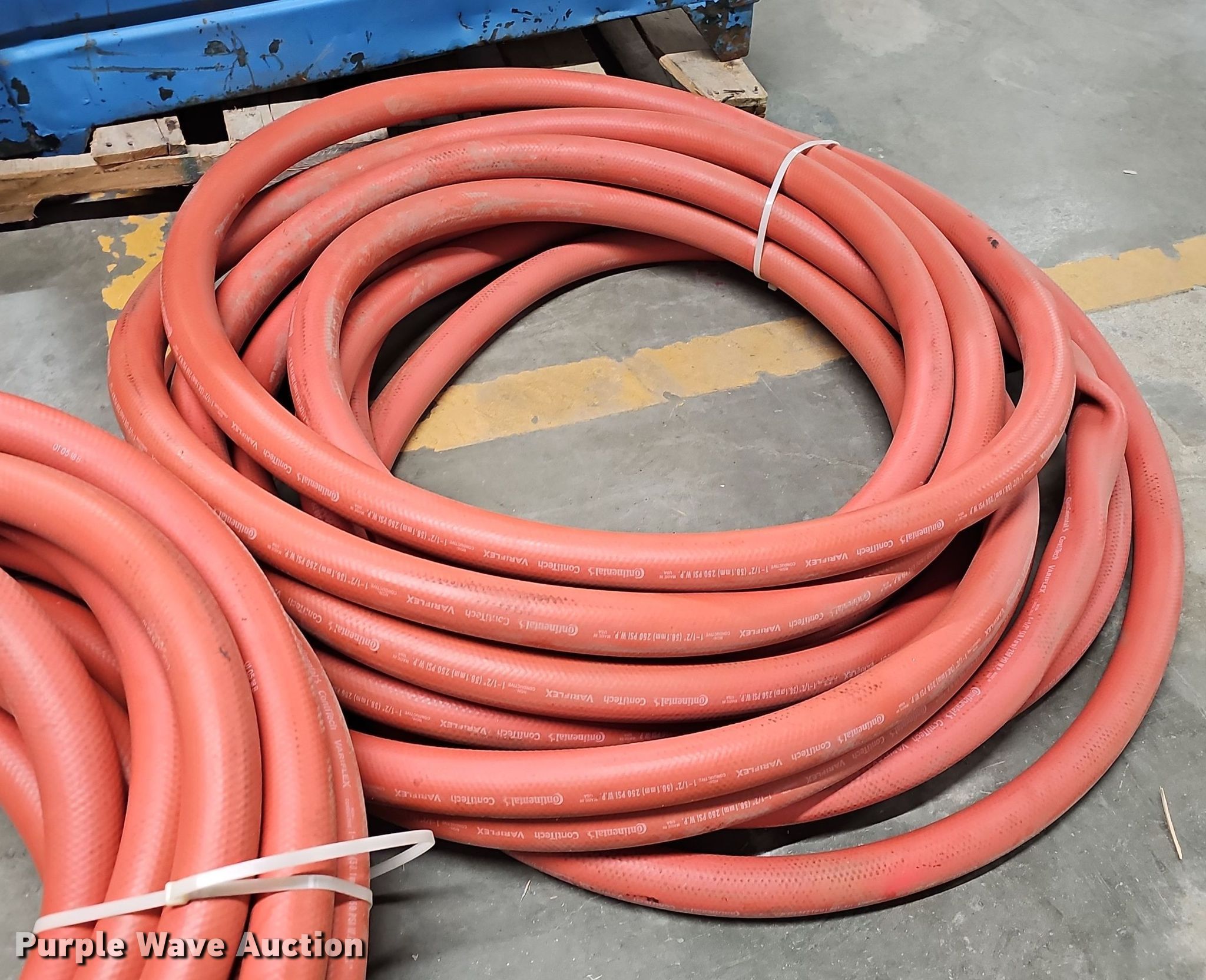 (2) 1.5" Continental Variflex hoses in Lincoln, NE | Item EH8602 sold ...