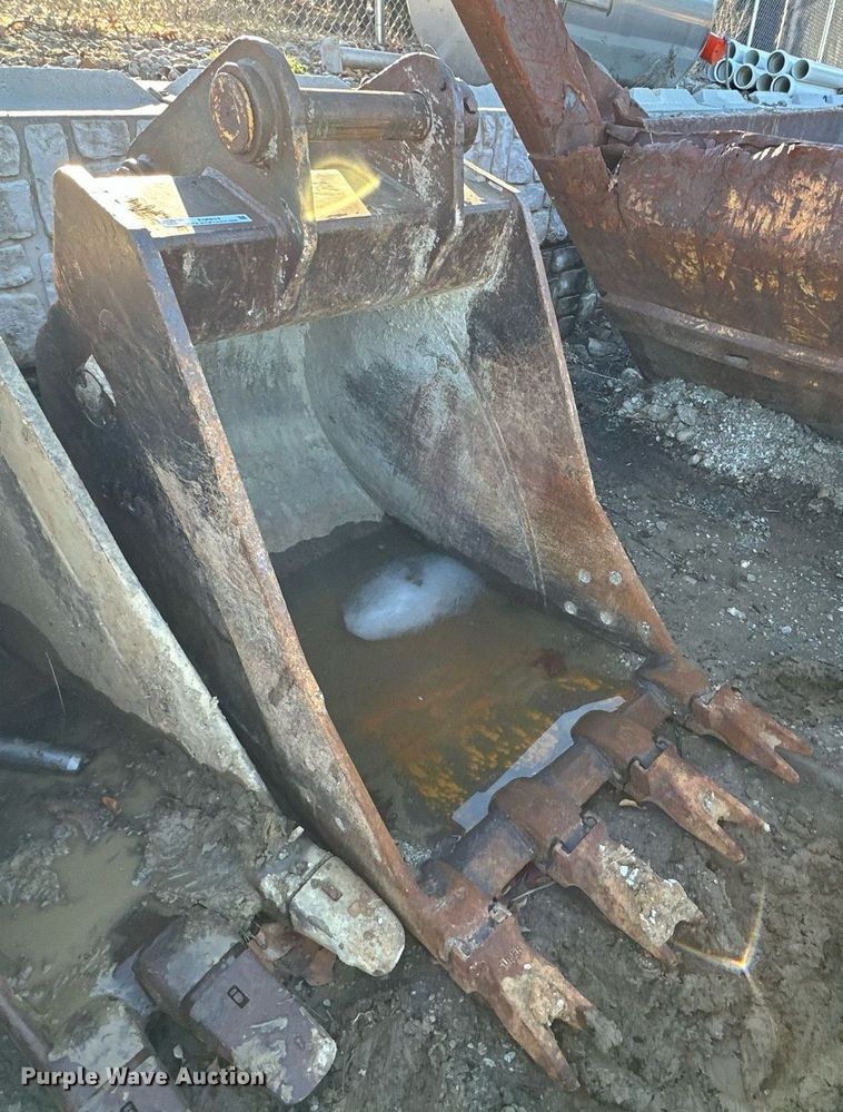 ESCO 36" excavator bucket in Blue Springs, MO | Item EQ6624 for sale | Purple Wave