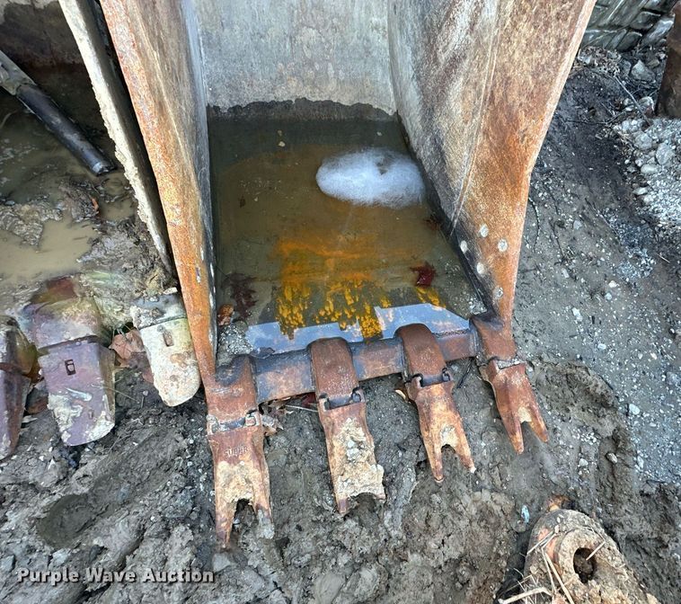 ESCO 36" excavator bucket in Blue Springs, MO | Item EQ6624 for sale | Purple Wave