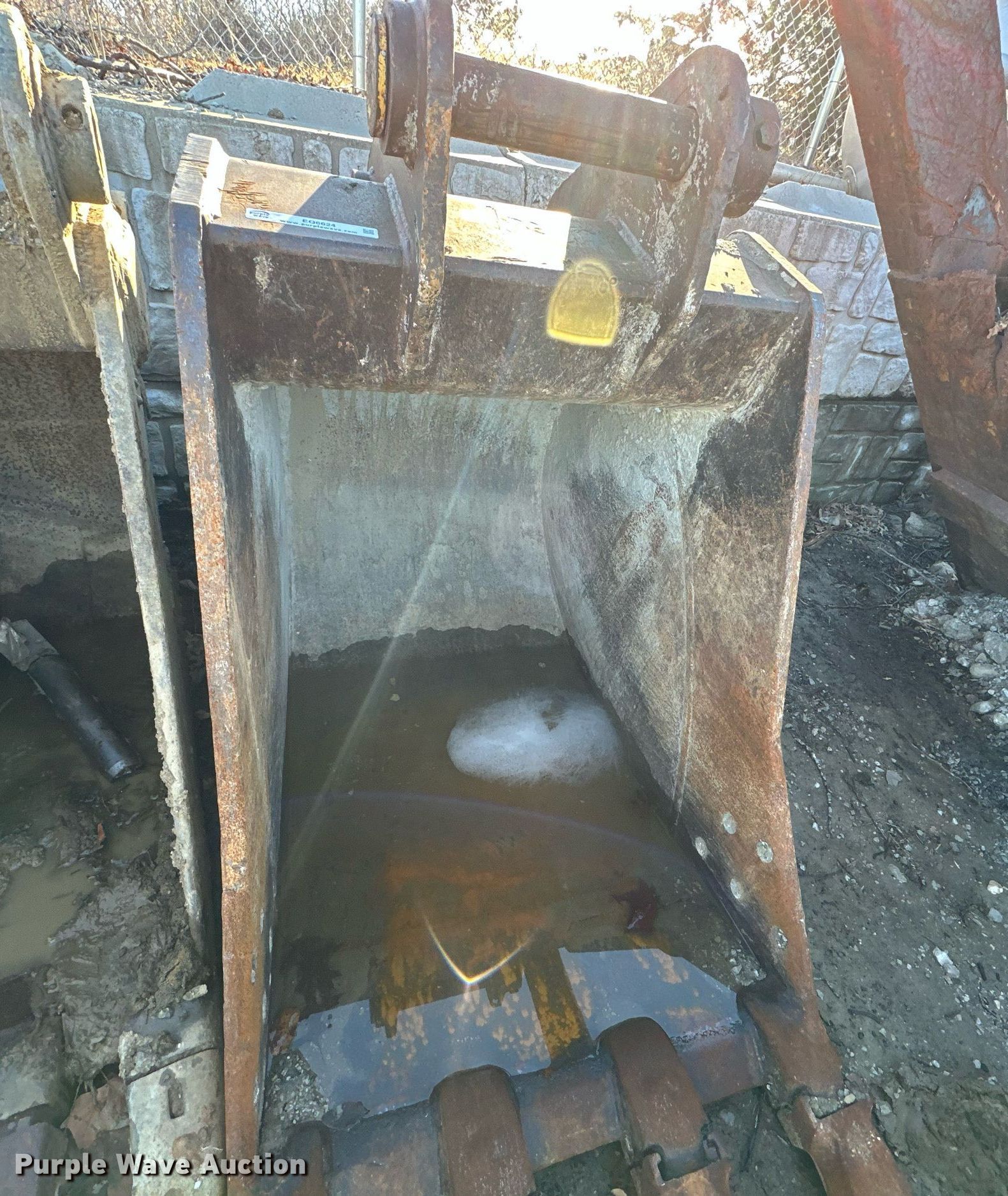 ESCO 36" excavator bucket in Blue Springs, MO | Item EQ6624 for sale | Purple Wave