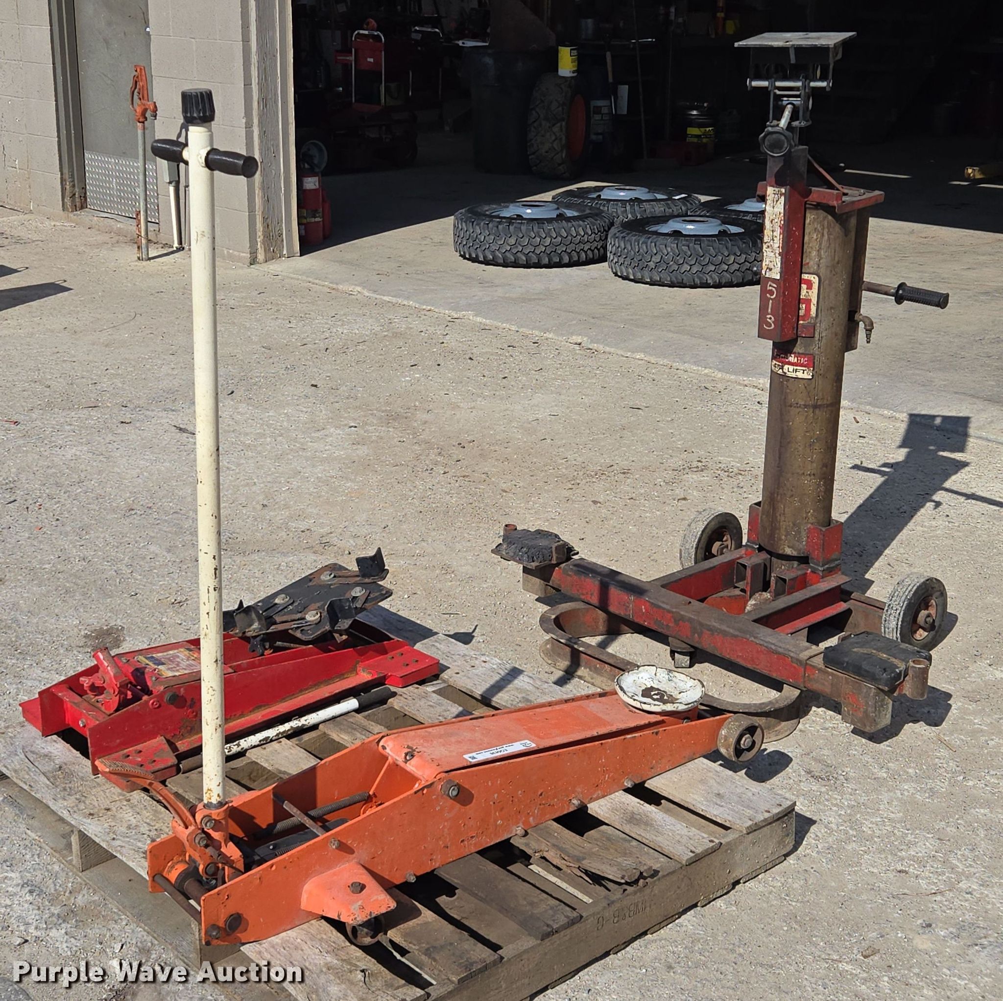 (3) jacks in Claycomo, MO | Item EQ6838 sold | Purple Wave